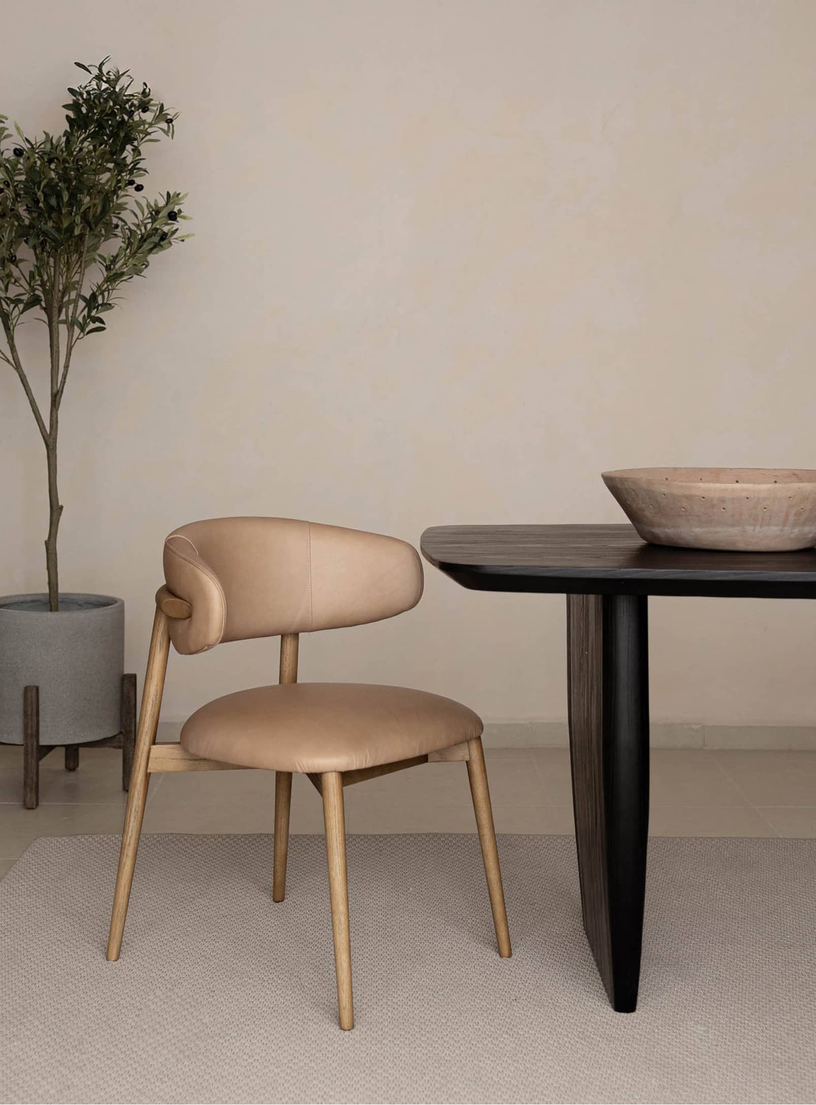 Milo: Wooden dining chair with fabric or leather – Nüspace