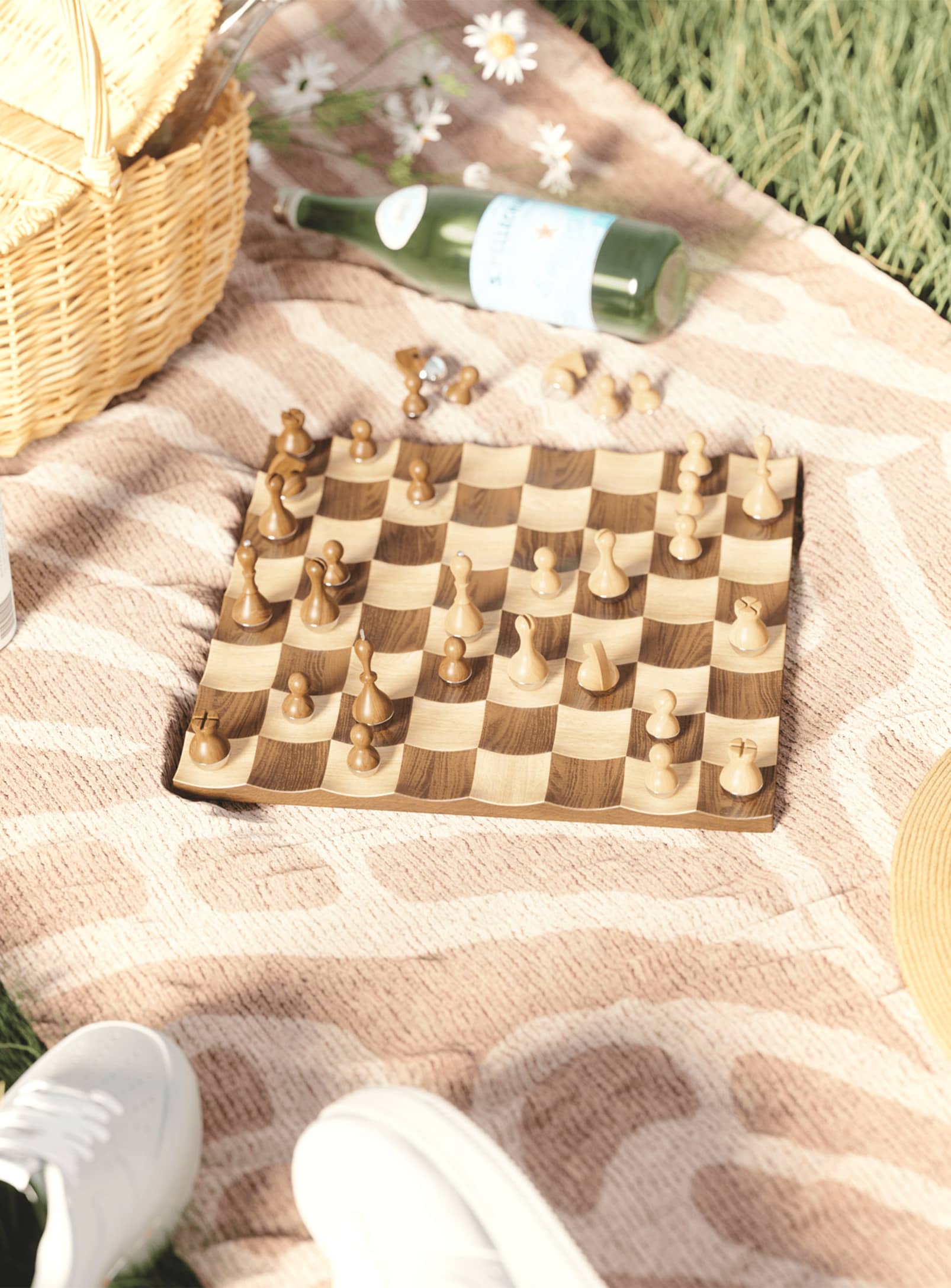 Wobble, Walnut Chess Set by Umbra – Nüspace